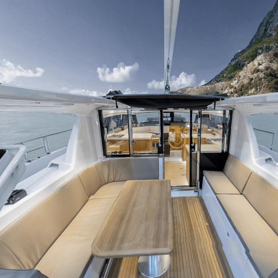 Moody Decksaloon 54 | The 54-foot sailing yacht from Moody